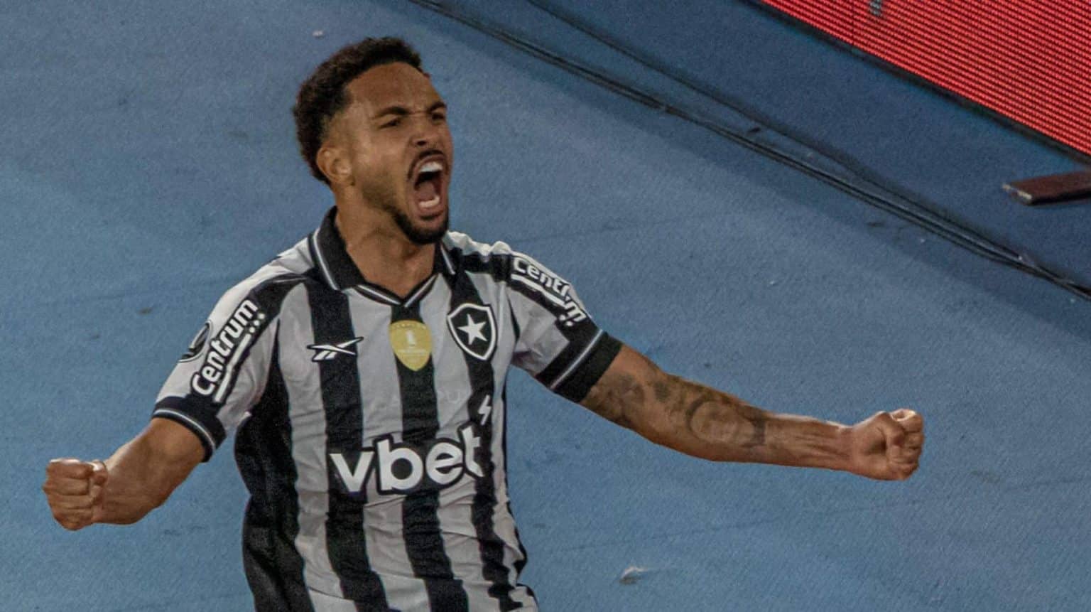 Vitinho vira 'anjo da guarda' e garante vantagem do Botafogo contra a LDU