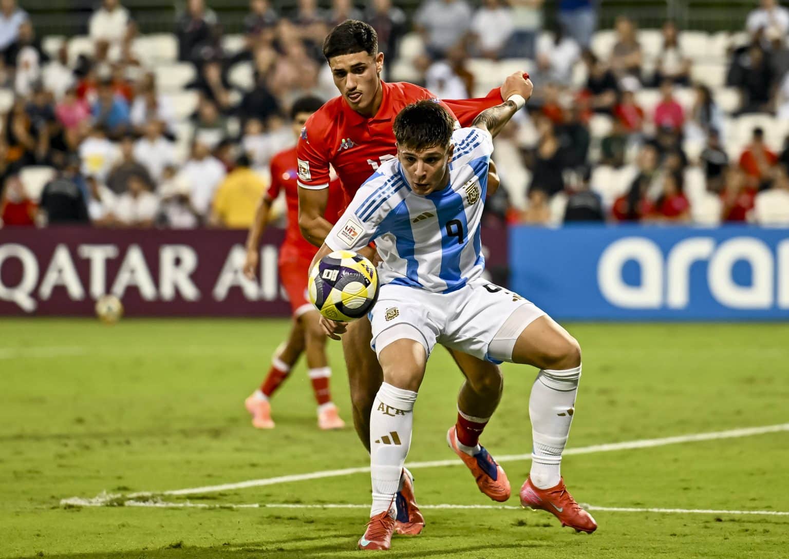 Quem é a joia argentina que chamou a atenção do Barcelona na Copa do ...