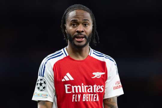 Enfim fora do Chelsea, Sterling entra no mercado e negocia com sete clubes